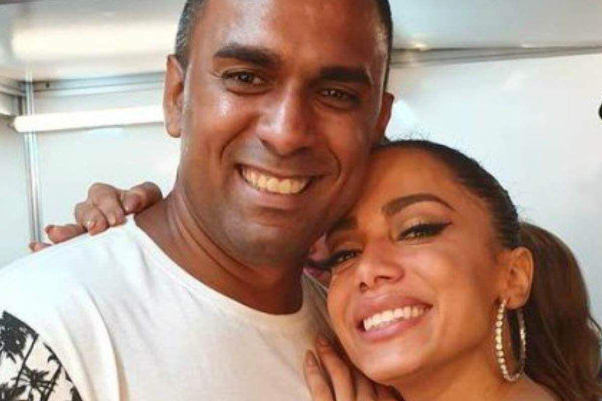 'Novo irmão' de Anitta posa para fotos e diz estar muito orgulhoso da irmã
