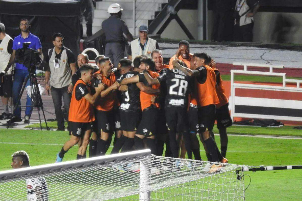Adson marca duas vezes e Corinthians quebra tabu diante do São Paulo no ...