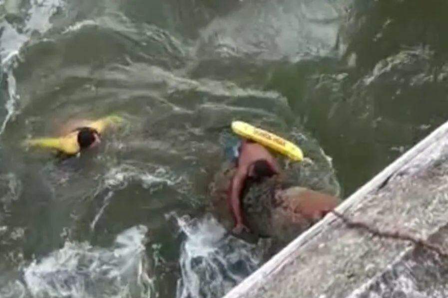 Resgate no mar: bombeiros salvam homem arrastado pela correnteza no ...