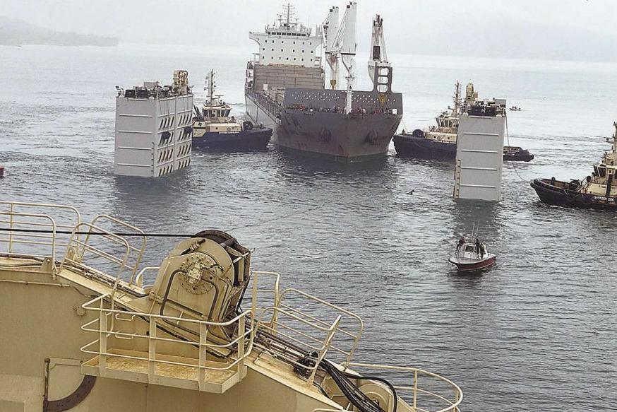 Navio chinês submerge para receber embarcação avariada
