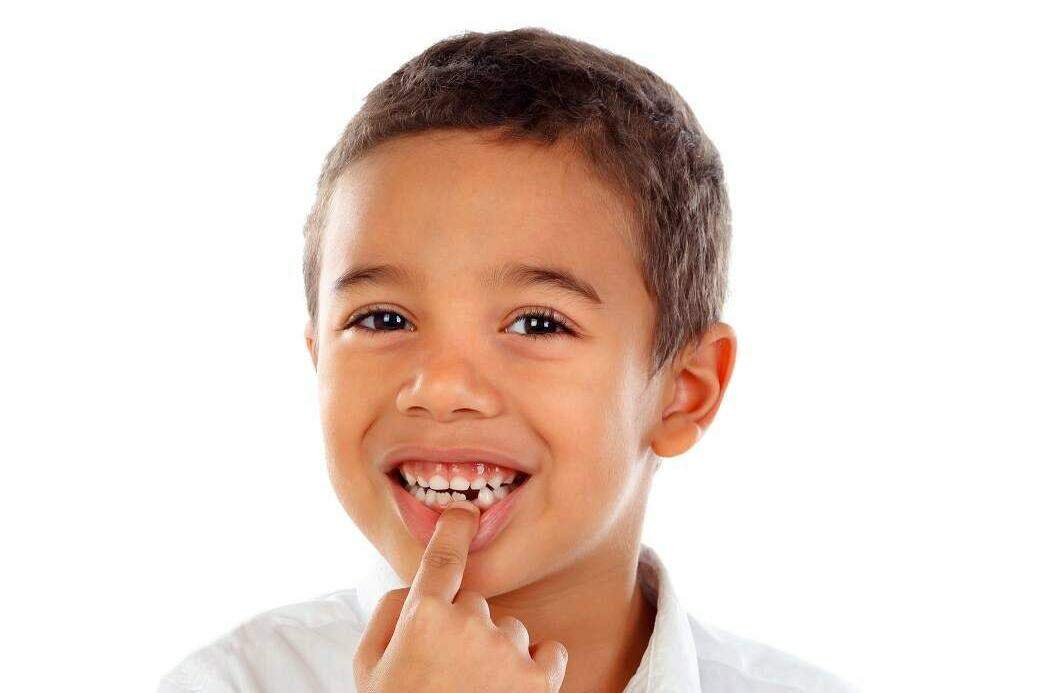 Evite desgastes desnecessários com os dentes das crianças