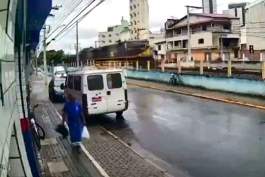 Homem distraído com celular morre atropelado por trem; VÍDEO