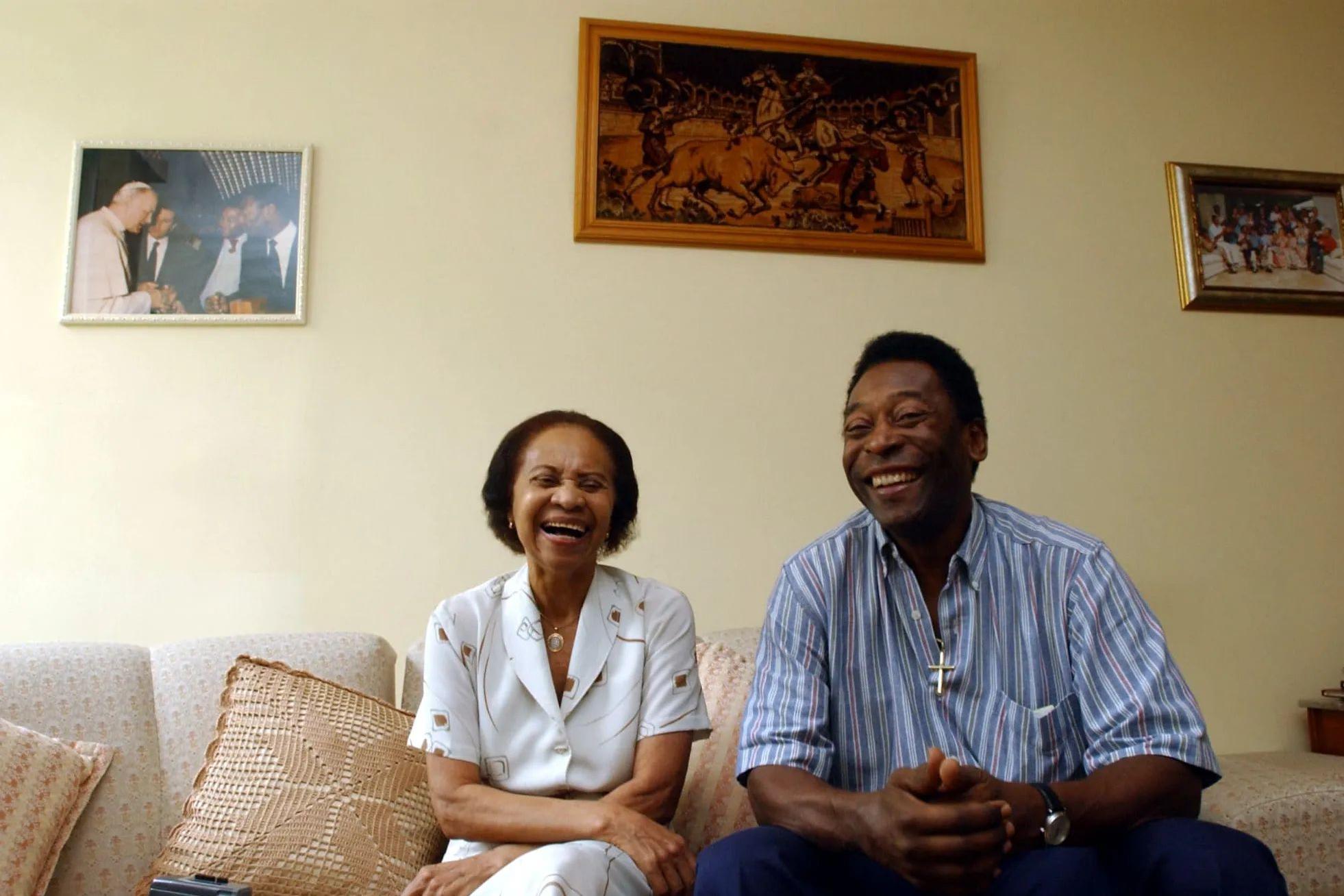 Cortejo de Pelé marca último adeus de 'Dico' para mãe em Santos