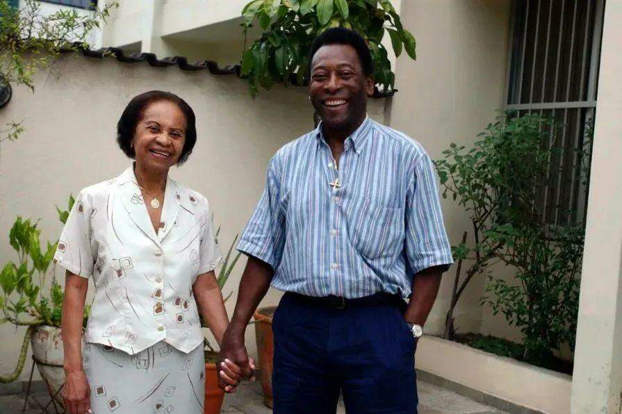 Cortejo de Pelé marca último adeus de 'Dico' para mãe em Santos