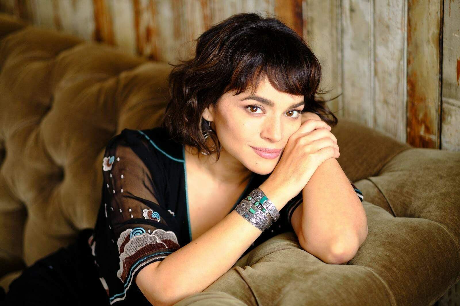 Com novas parcerias com Rodrigo Amarante, Norah Jones se apresenta no ...