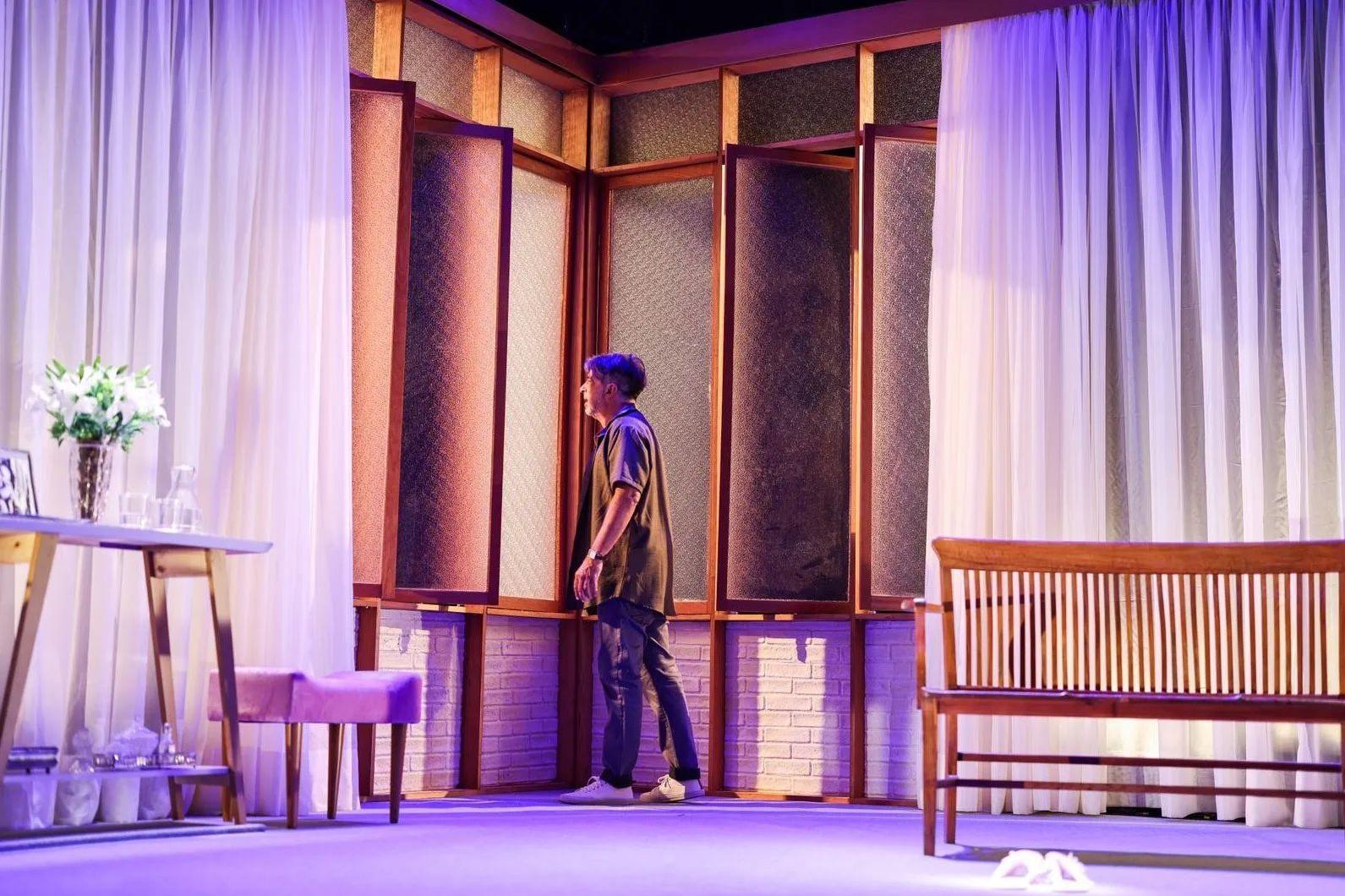 Joelson Medeiros estrela peça sobre relação entre mãe e filho em Santos