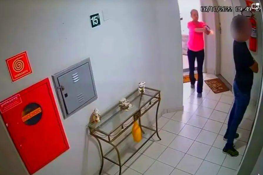 Mulher Dá Tiro No Namorado Pelas Costas Tenta Balear Mais Vezes E Arma 0344
