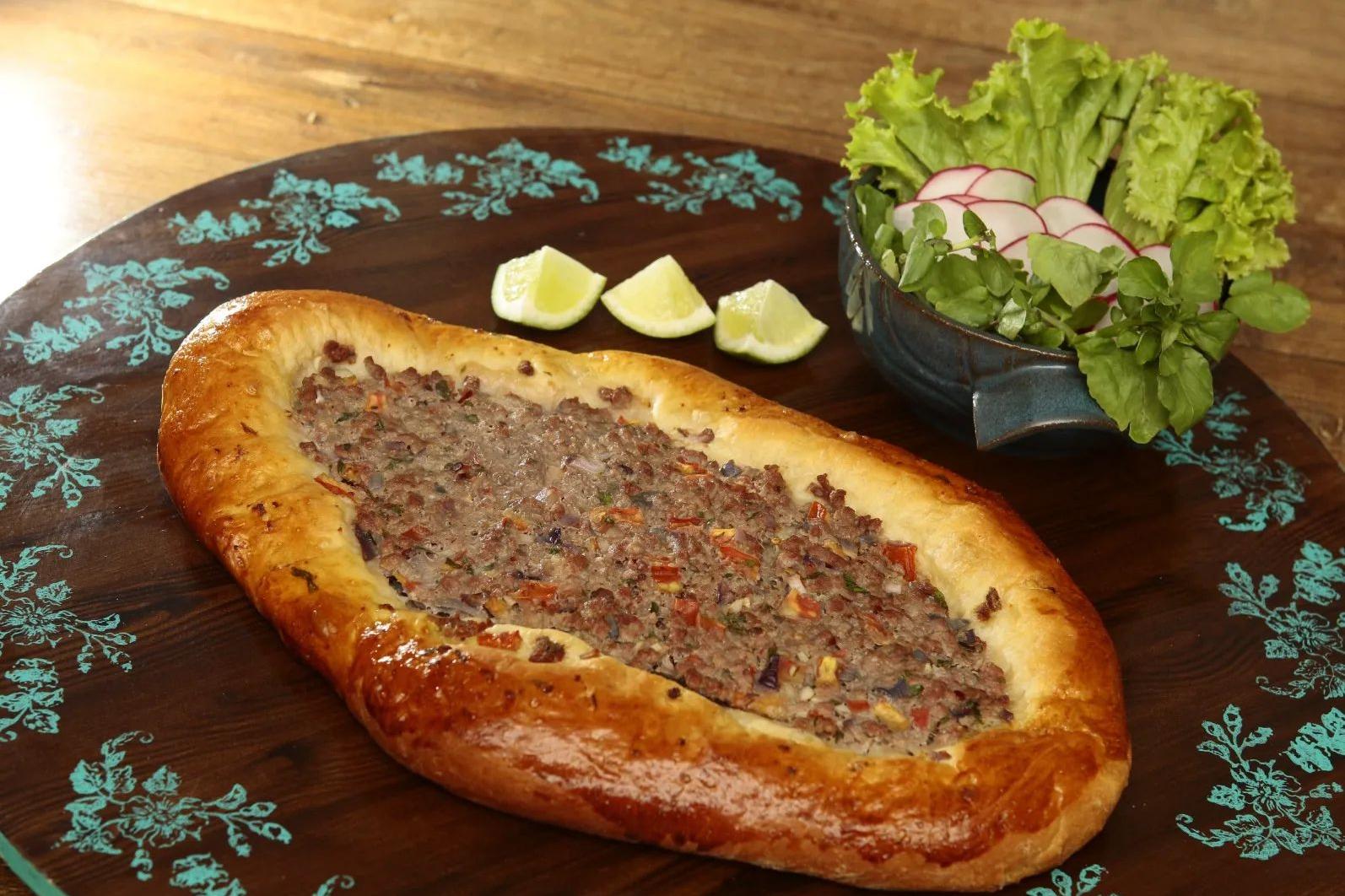 Momento Boa Mesa: Aprenda como fazer uma deliciosa esfirra turca