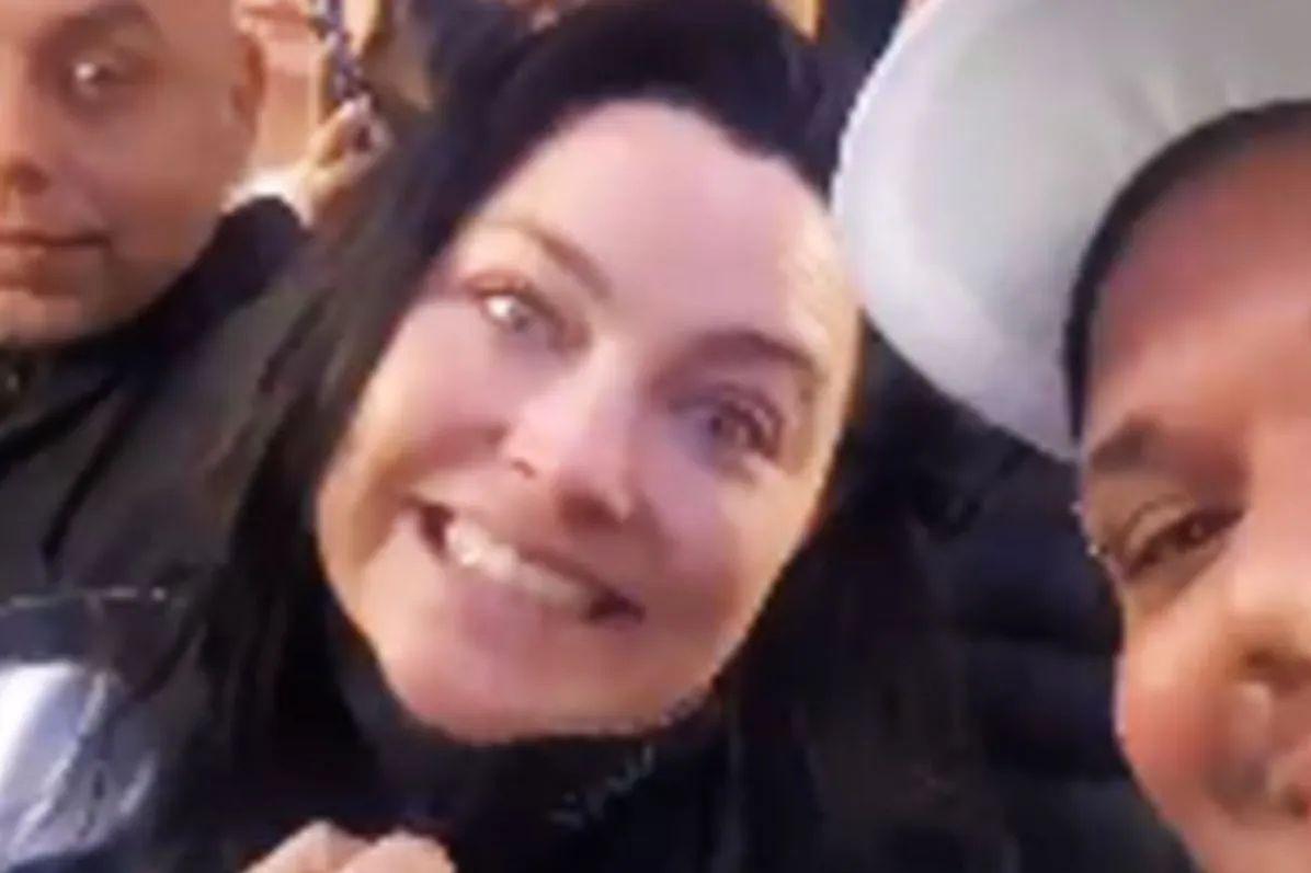 Amy Lee, do Evanescence, anda de ônibus urbano em São Paulo
