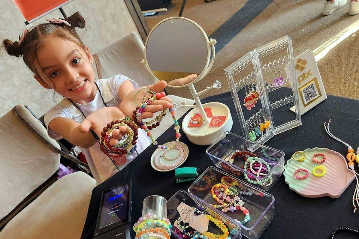 Artesã de 8 anos é destaque no litoral de SP: ‘Sinto que eu estou livre'