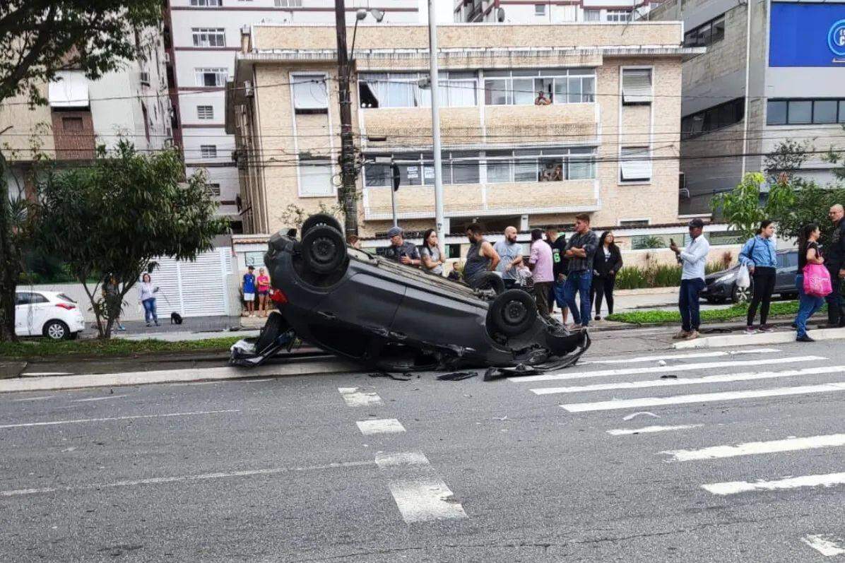 Vídeo mostra carro capotado em avenida movimentada de Santos; ASSISTA
