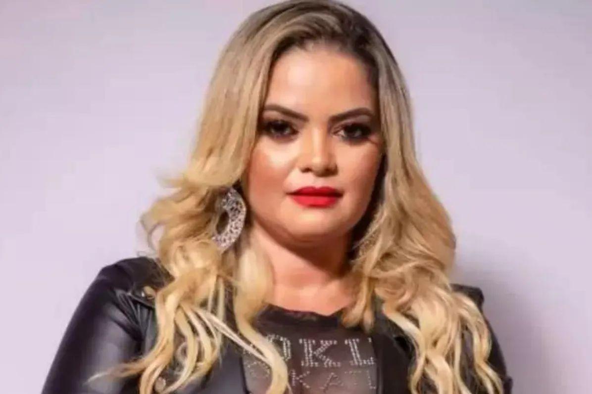 Quem era Dani Li, cantora de 42 anos que morreu após complicações de ...