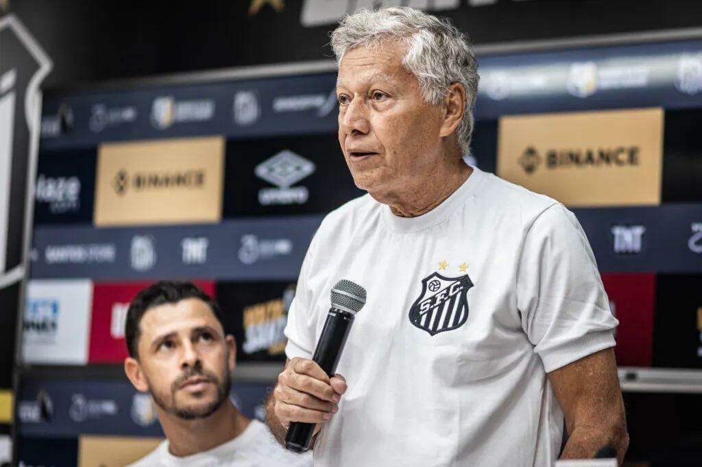 Clodoaldo, ídolo eterno do Santos, é homenageado na Vila Belmiro