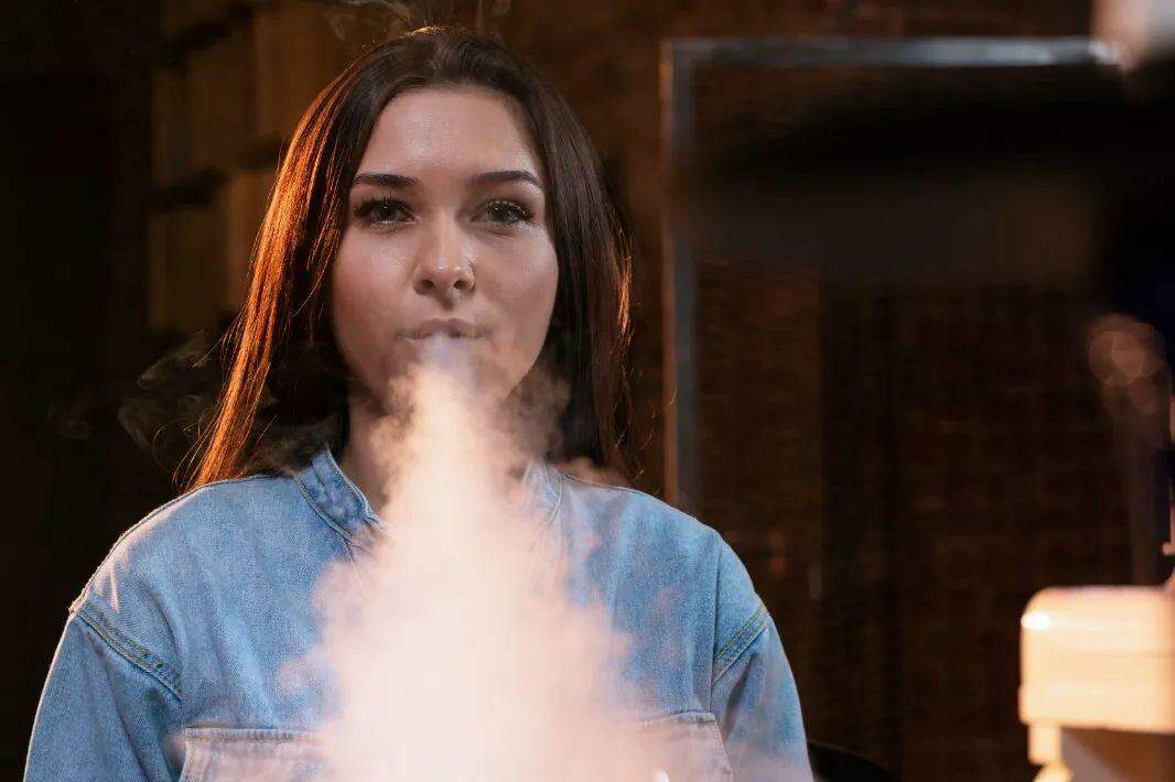 Fumar enfraquece o sistema imunológico, e as consequências podem durar ...