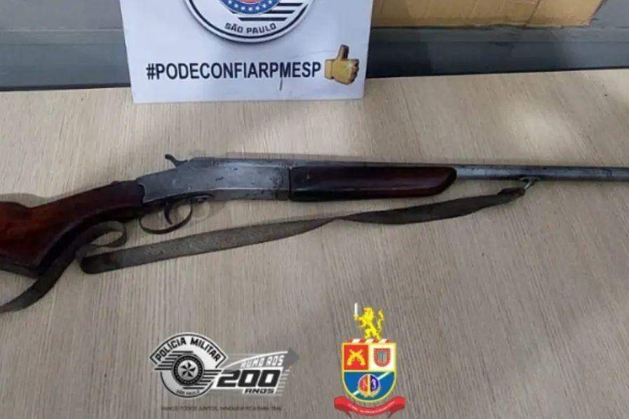 Marido briga com a mulher por causa de cliente do bar e é preso com espingarda no Vale do Ribeira