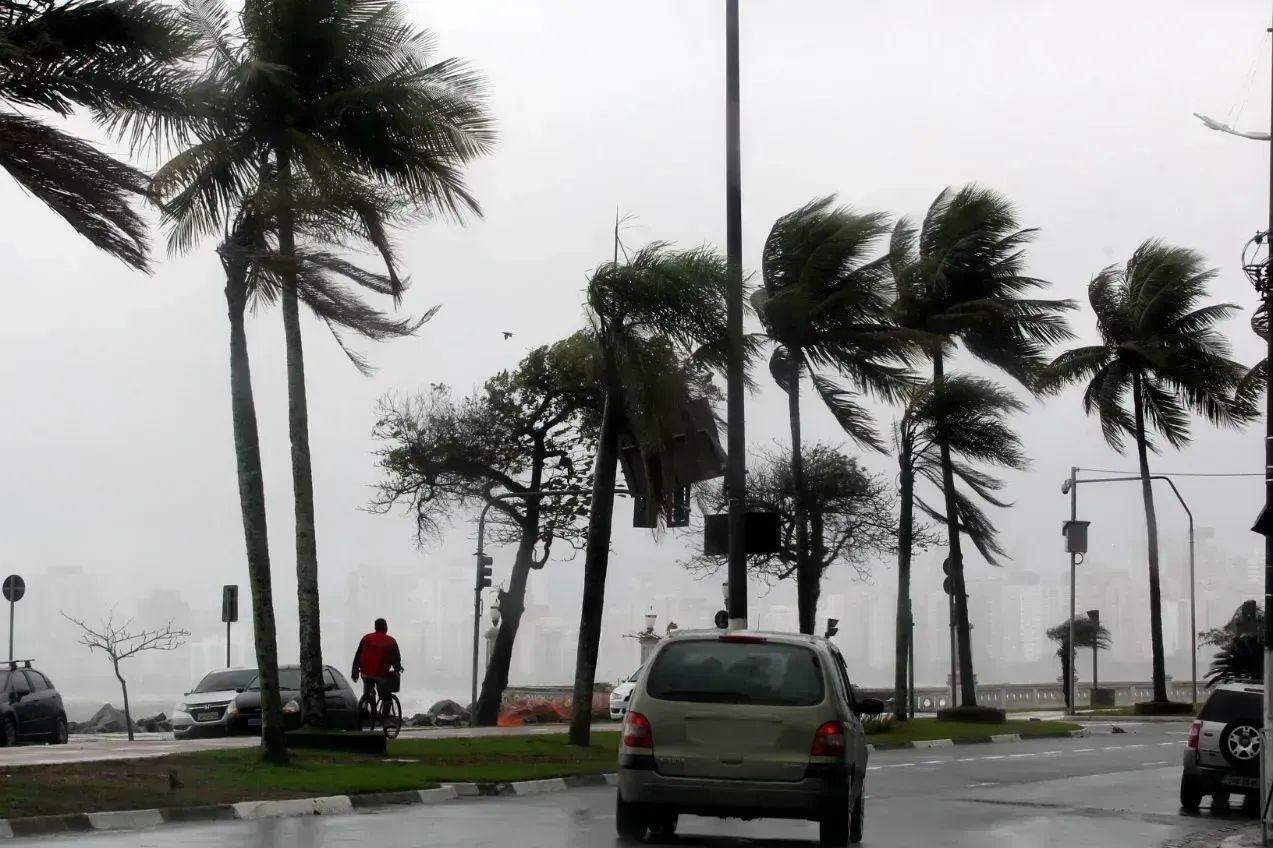 Ventos fortes de até 60 km/h vão atingir o Litoral de SP com chegada de ...