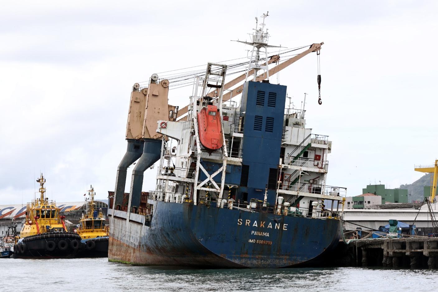 Navio abandonado há anos no Litoral de SP tem futuro incerto