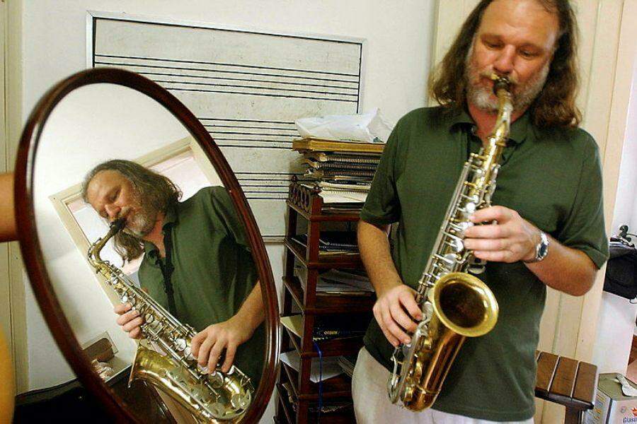 Simonian lança álbum duplo com várias vertentes