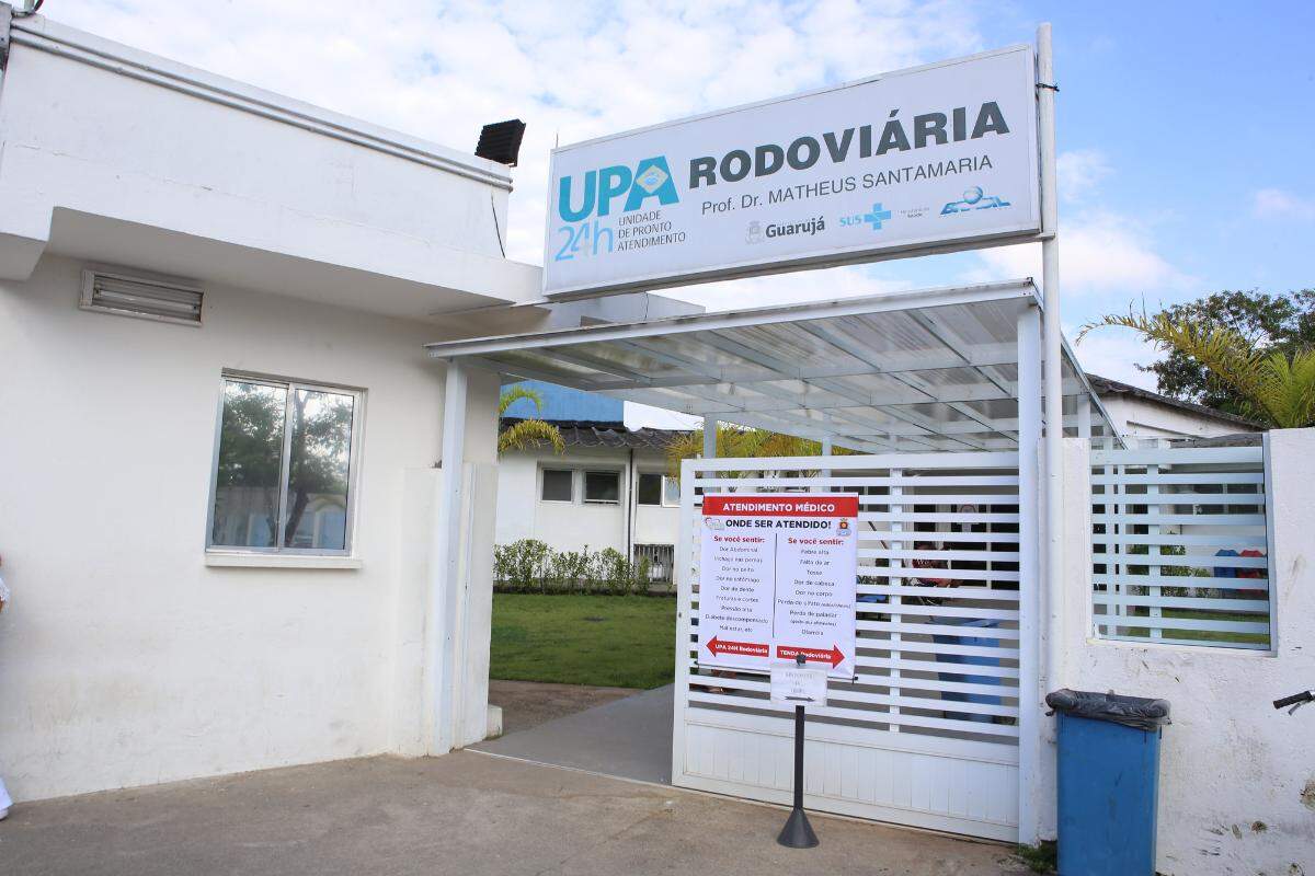 Moradores de apartamentos são socorridos após carro ser destruído por ...