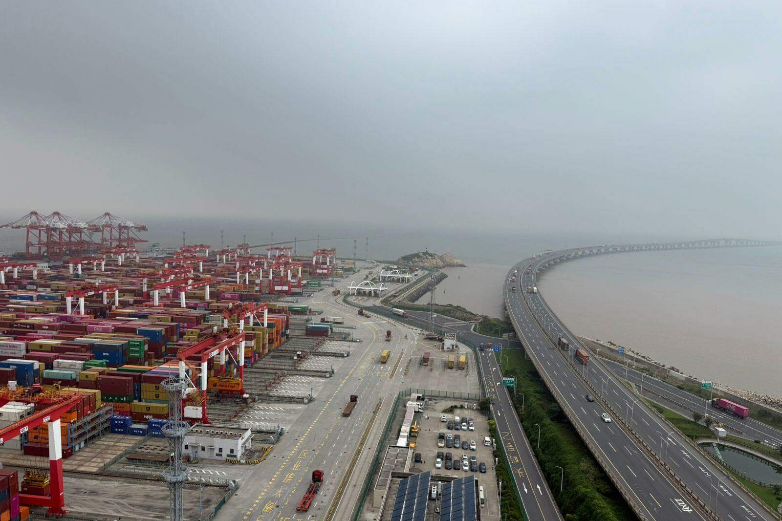 Maior porto do mundo é visitado por comitiva brasileira em Xangai, na China