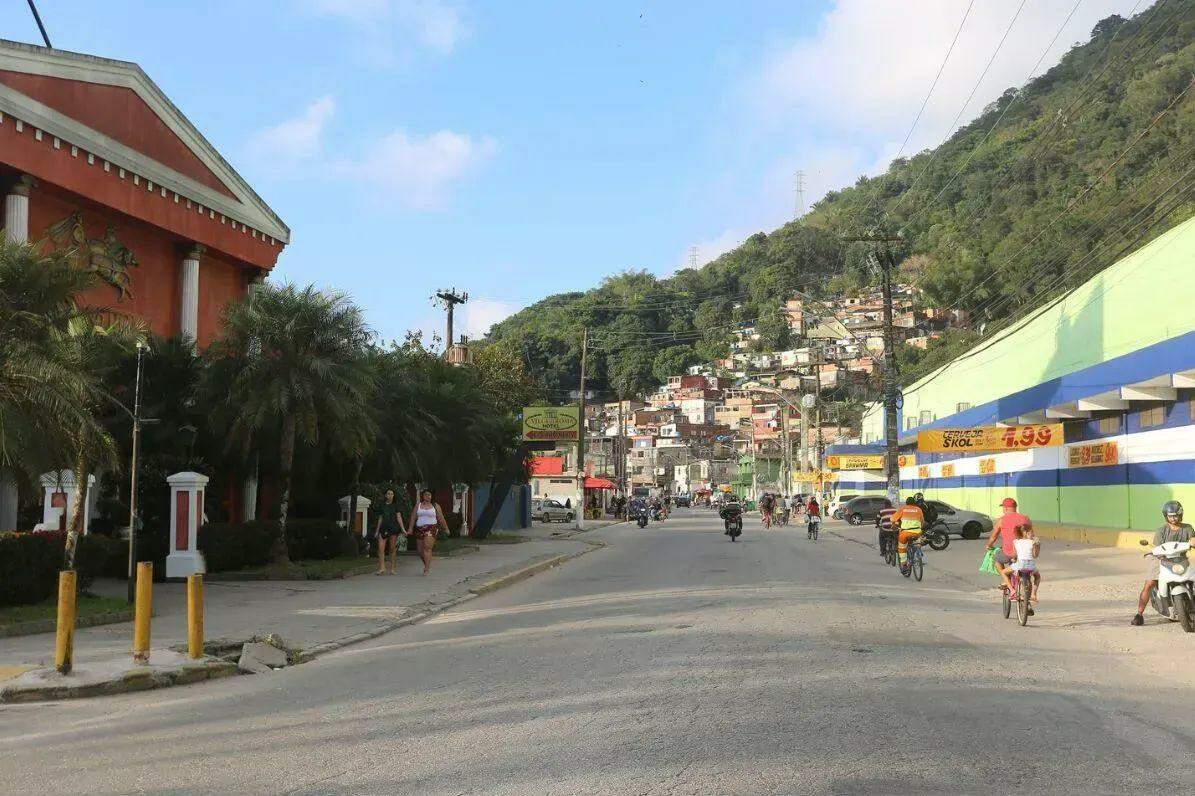 Criminosos atiram contra PMs após roubo a caminhão de bebidas no ...