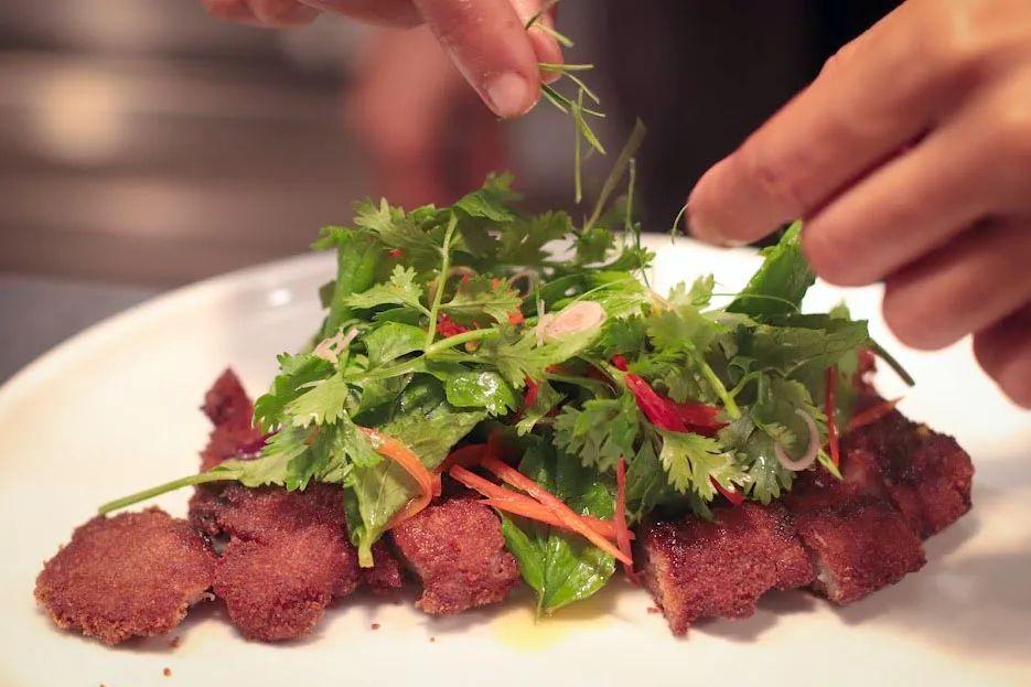 Um menu renovado para mesa sem pressa é a novidade de restaurante em Santos