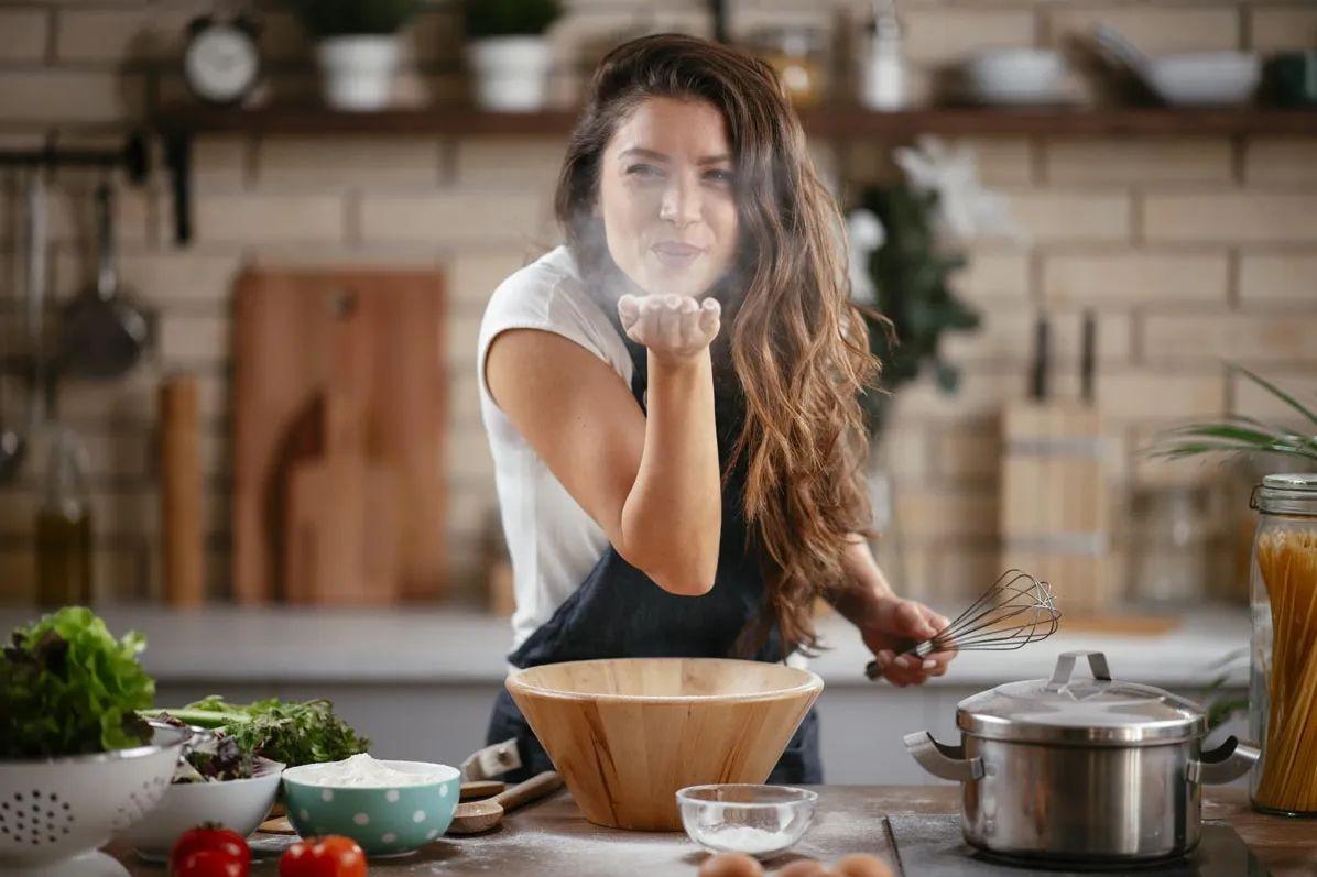 Sabe aquela história: lugar de mulher é na cozinha? Até nas ...